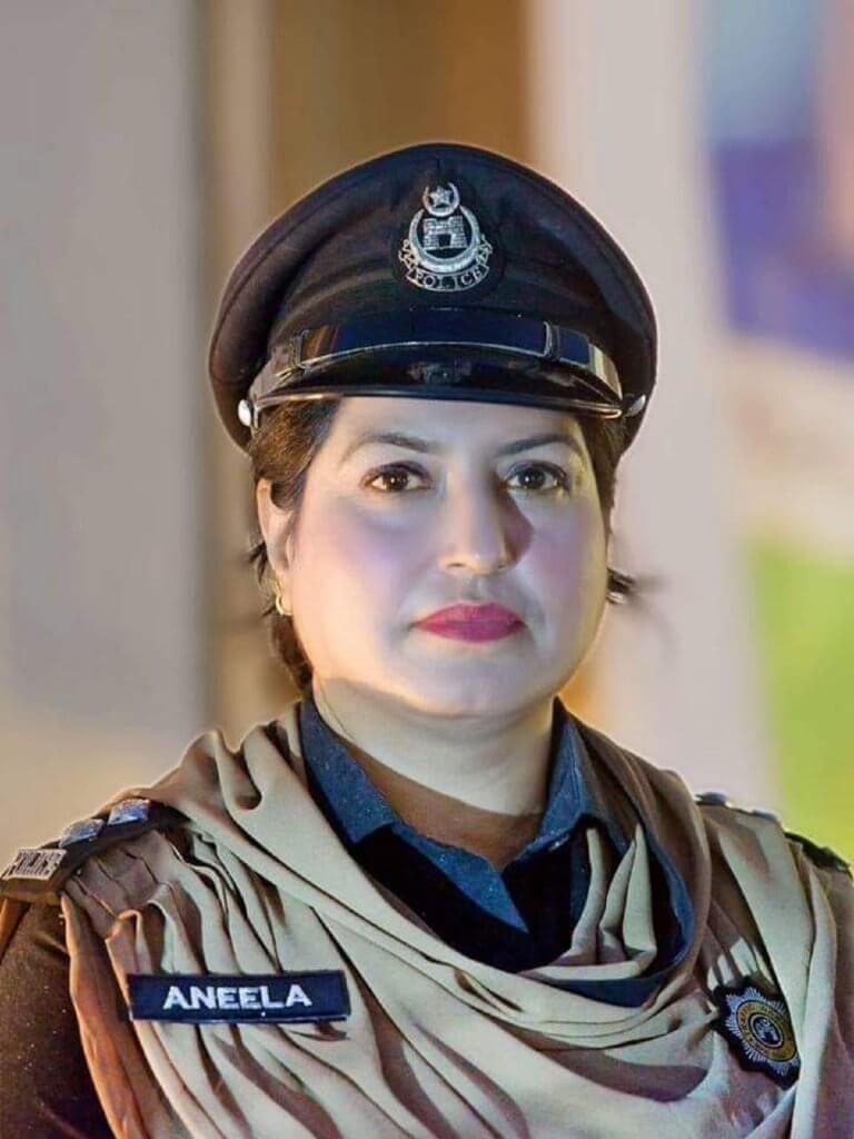 DSP Aneela Naz Becomes First Female Traffic Police Officer In KP ...